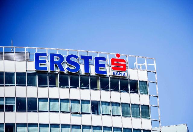 Előrehozott béremelést és fejenként legalább 200 ezer forint extrát ...